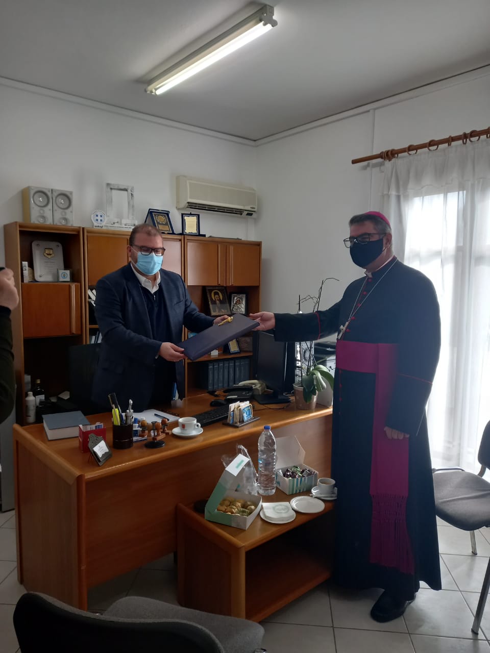 Επίσκεψη του Αρχιεπισκόπου Ιωσήφ στον Έπαρχο Νάξου - Καθολική ...