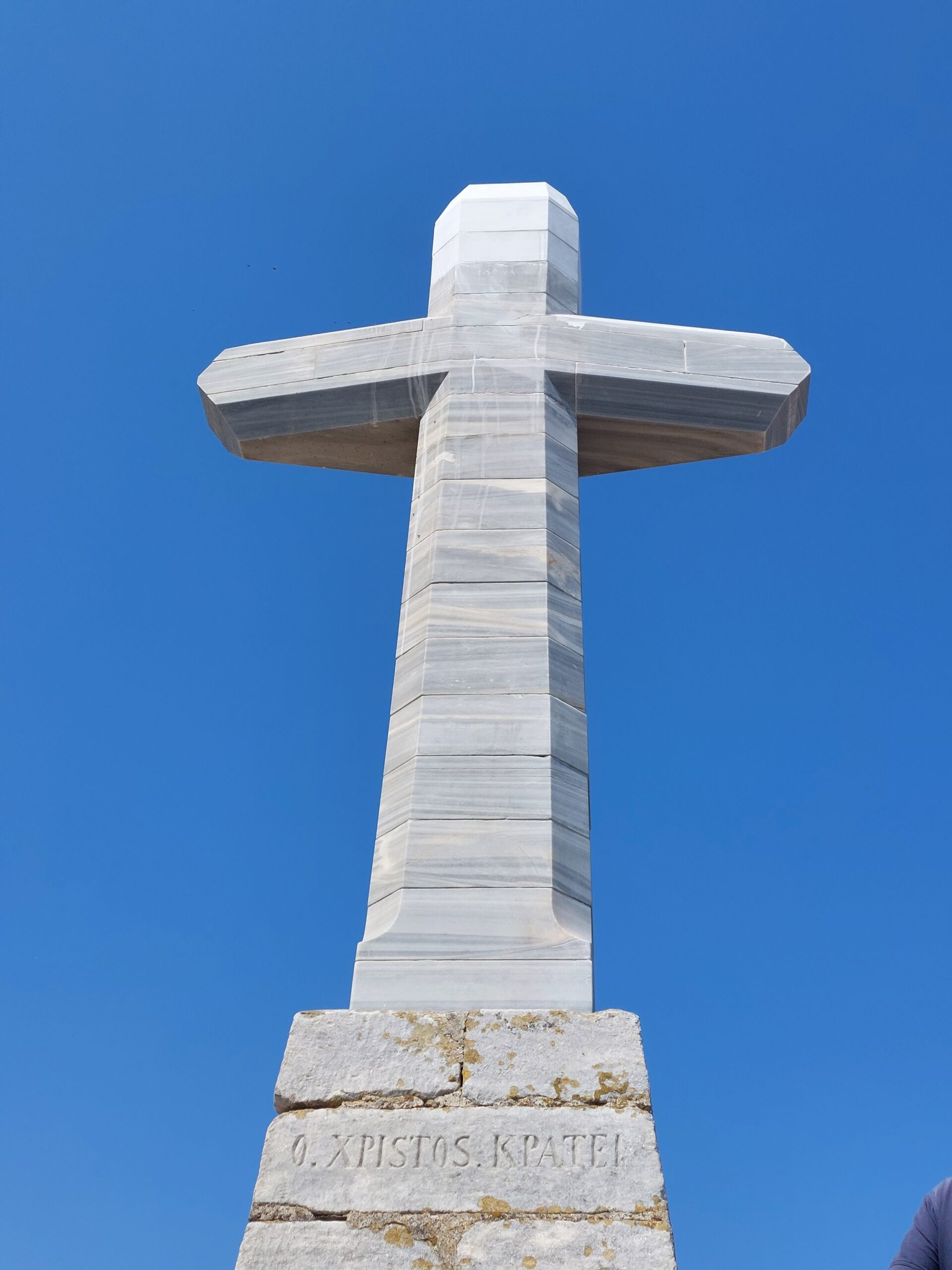 Ο Σταυρός του Εξωμβούργου επισκευασμένος συνεχίζει να σκέπει την Τήνο ...